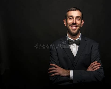 Retrato Del Hombre Elegante Hermoso En Traje Negro Elegante Foto De