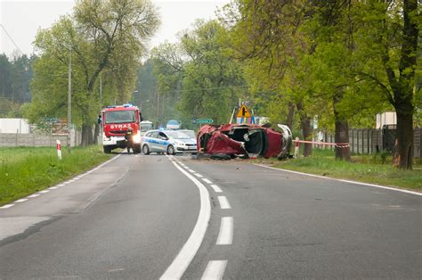 Tragiczny wypadek drogowy w Mikanowie Pasażer nie żyje kierowca w