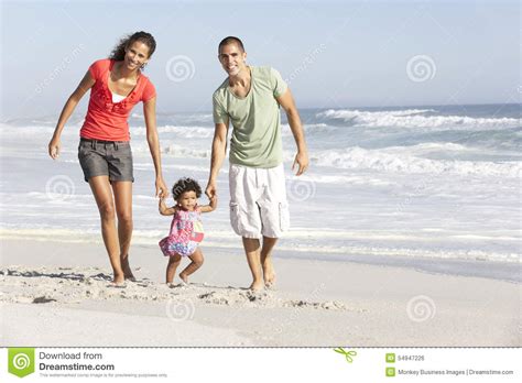 Familia Que Se Divierte En La Playa Foto De Archivo Imagen De