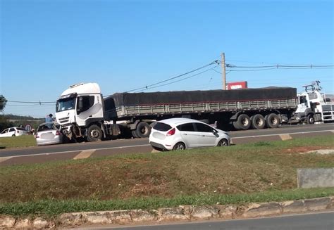 Batida entre carro e carreta deixa três feridos em rodovia de Itapeva