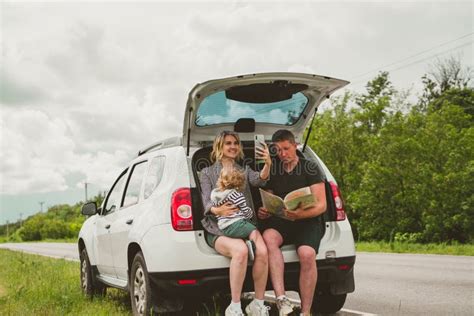 Família Feliz E Fofa De Papai Mãe E Filho Estão Viajando De Carro E