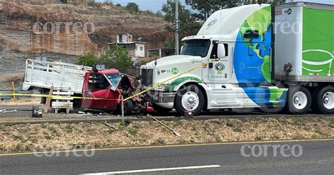 Choque entre camioneta y tráiler en la Irapuato Abasolo deja un muerto