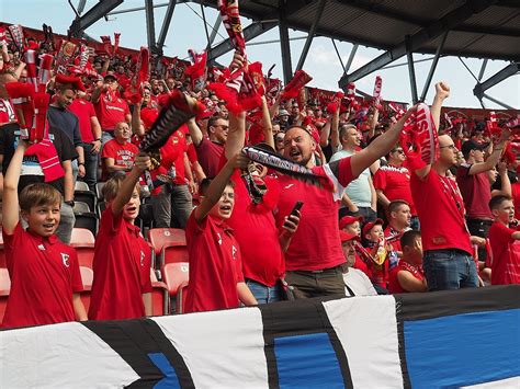 Kibice na meczu Widzewa dopingowali wspaniale ale byli też