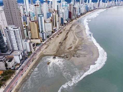 Balneário Camboriú elegia ao concreto no litoral brasileiro Mar Sem Fim