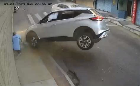 VÍDEO impressionante idoso escapa de atropelamento em calçada