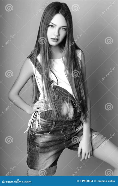 Muchacha Linda Adolescente Con El Pelo Largo Que Presenta El Retrato De