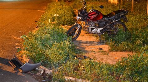 Motociclista e garupa ficam feridos em colisão carro no Jardim