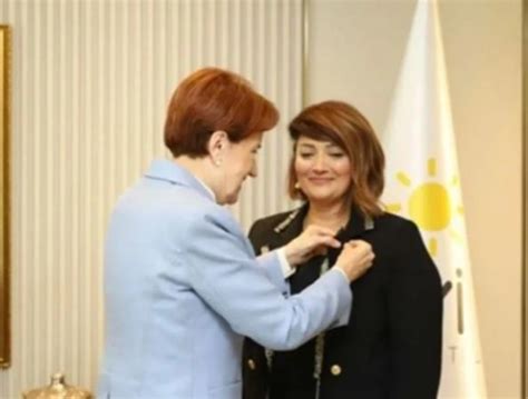 Ak Parti den istifa eden Esra Yılmaz İyi Partiye katıldı Rozetini