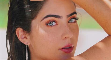 De Biqu Ni Jade Picon Sensualiza E Ostenta Corp O Definido Em V Deo