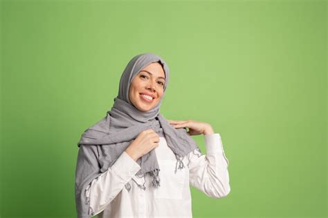 Heureuse Femme Arabe En Hijab Photo Gratuite
