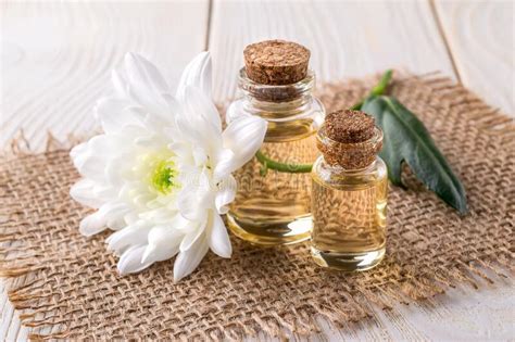 Dos Botellas De Vidrio De Aceite Esencial De Crisantemo Y Flor De