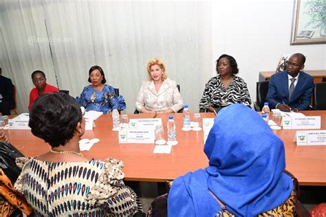La Première Dame Madame Dominique Ouattara échange avec une délégation