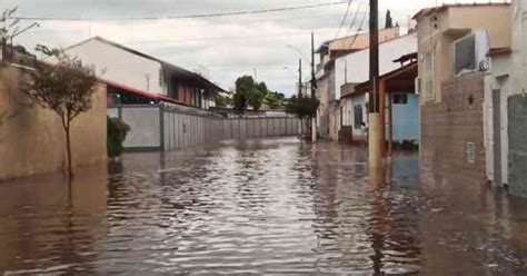 Chuva derruba árvore destrói ponte e alaga ruas em cidades do Sul de