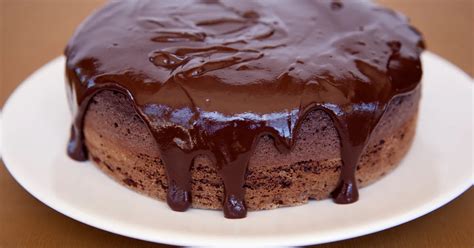 Aprenda como fazer o bolo de chocolate mais fácil do mundo