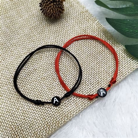 Jual Gelang Tangan Inisial Huruf Bulat TALI SATIN 1mm Hitam Dan Merah