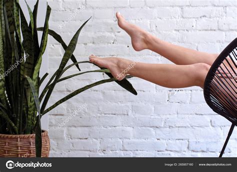 Foto Hermosas Piernas Femeninas Desnudas Fondo Una Pared Ladrillo