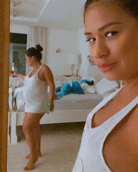 Simone Posa Na Sua Su Te Gigante E Exibe Barrig O De Gr Vida Perfeita