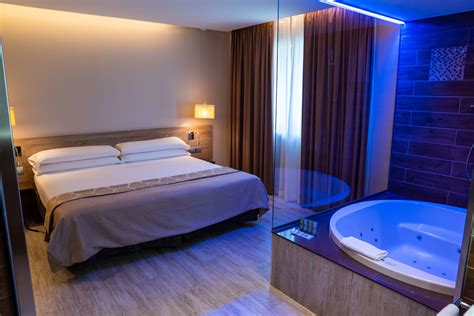 Suite con jacuzzi Cabernet en los pies de la cama en Valls Fèlix Hotel