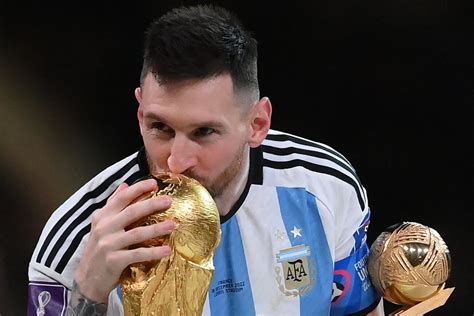 Versus Messi Alza La Copa En Catar Somos Campeones Del Mundo