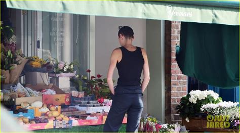 Rami Malek Emma Corrin Hold Hands On Shopping Date In London Photo