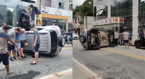 Carro tomba após bater em outros veículos no Primeiro de Maio em Brusque