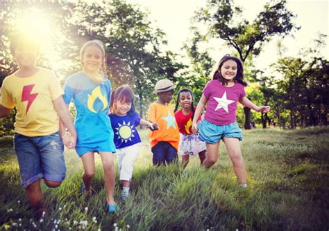 Beneficios de jugar al aire libre con los niños