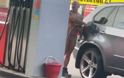 Homem viraliza após abastecer nu o seu carro em posto de gasolina