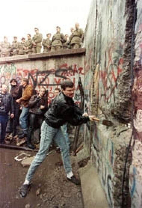 Il Y A 45 Ans Le Mur De Berlin Le Devoir