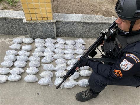 Mais De Mil Pinos De Coca Na S O Apreendidos Pela Pm Em Cabo Frio