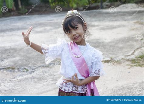 Les Petites Filles Portant Un Costume Traditionnel Thai Style Danse