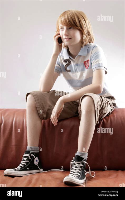 J Hriger Junge Sofa Fotos Und Bildmaterial In Hoher Aufl Sung Alamy