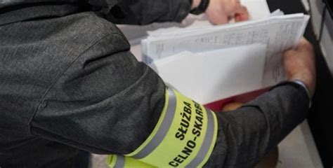 Fałszywe faktury za 64 5 mln zł Funkcjonariusze KAS zatrzymali 6 osób