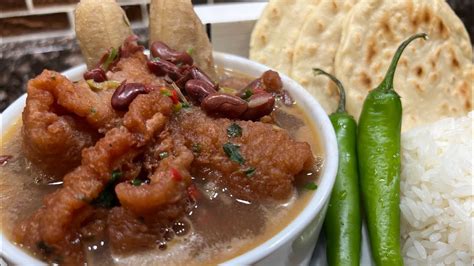 Sopa de frijoles con chicharrón o pellejo de cerdo