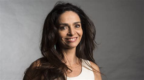 Claudia Ohana celebra volta às novelas Sensação de que o mundo está