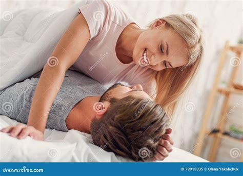 Junges lesbisches paar küsst und liebt liebe Neue Porno Videos