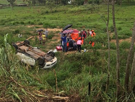 Idoso fica preso às ferragens após carro capotar em Igaratinga Centro