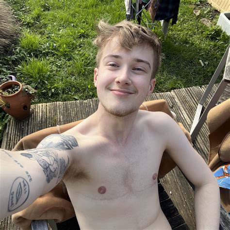 Oskar On Twitter Sun Means An Excuse To Get Shirtless