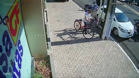 Vídeo Ciclista escapa de ser atropelado por caminhão em calçada no