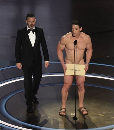Nam diễn viên John Cena khỏa thân trên sân khấu lễ trao giải Oscar 2024