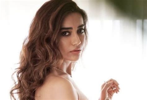 Surbhi Jyoti Crossed All Limits By Wearing A Bikini At The Age Of 35 Showed Sexy Looks On The