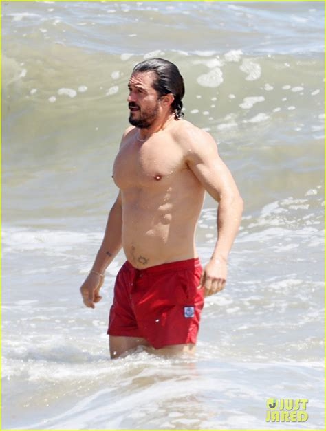 Orlando Bloom Shows Off Fit Physique During Day At The Beach In Santa