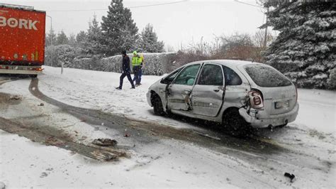 Fatalne warunki na drogach Seria kolizji w powiecie krośnieńskim
