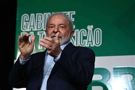 Lula volta a Brasília para definir últimos ministros