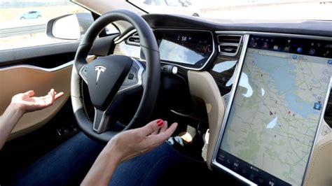 Tesla la version 12 2 1 du FSD testée en interne la conduite