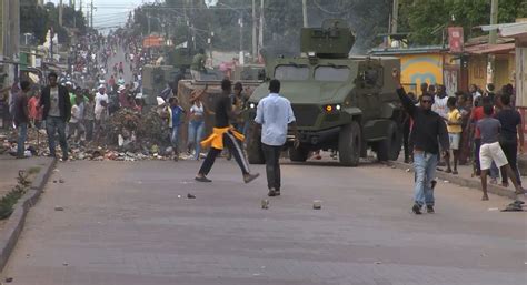 Manifestantes bloqueiam estradas em Maputo O País A verdade como