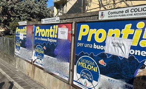 COLICO MARCIA SOTTO AI SUOI MANIFESTI ABUSIVI IL CANDIDATO DI DESTRA