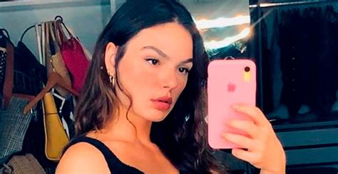 Isis Valverde deixa barriga chapada à mostra ao usar look mínimo