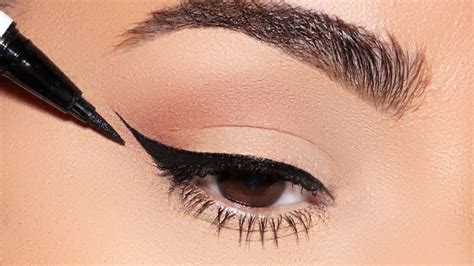 Cómo hacer un Eyeliner perfecto paso a paso Bezzia