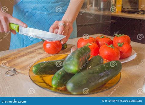 El S De La Mujer Da La Pimienta Del Corte Detr S De Verduras Frescas