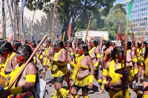 Iii Marcha Das Mulheres Ind Genas Ocupa As Ruas De Bras Lia Pelo Fim